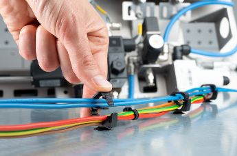 Clips para cables: adhesivos, magnéticos y atornillables